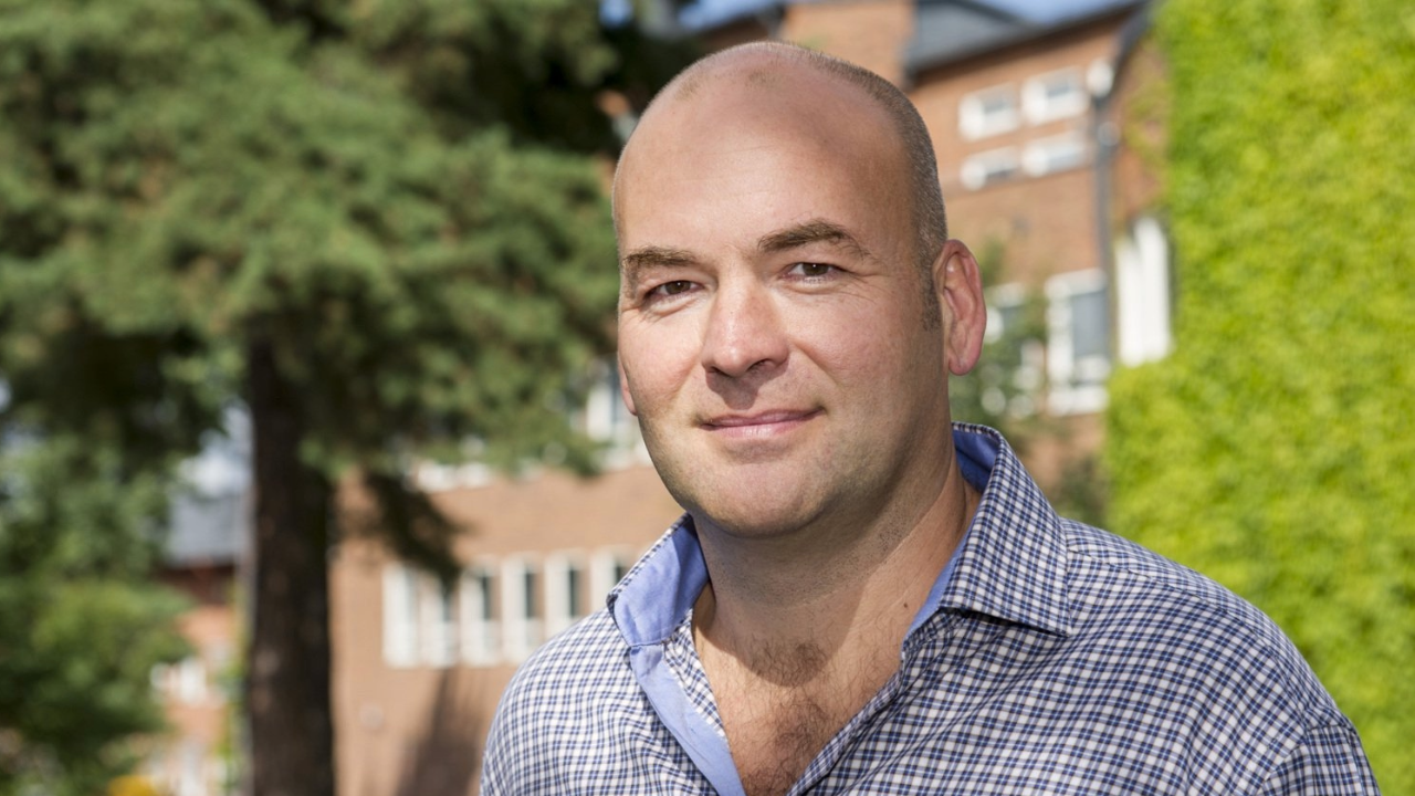 ALS-fonden | "Jag kommer inte att ta av armbandet förrän min forskning ...